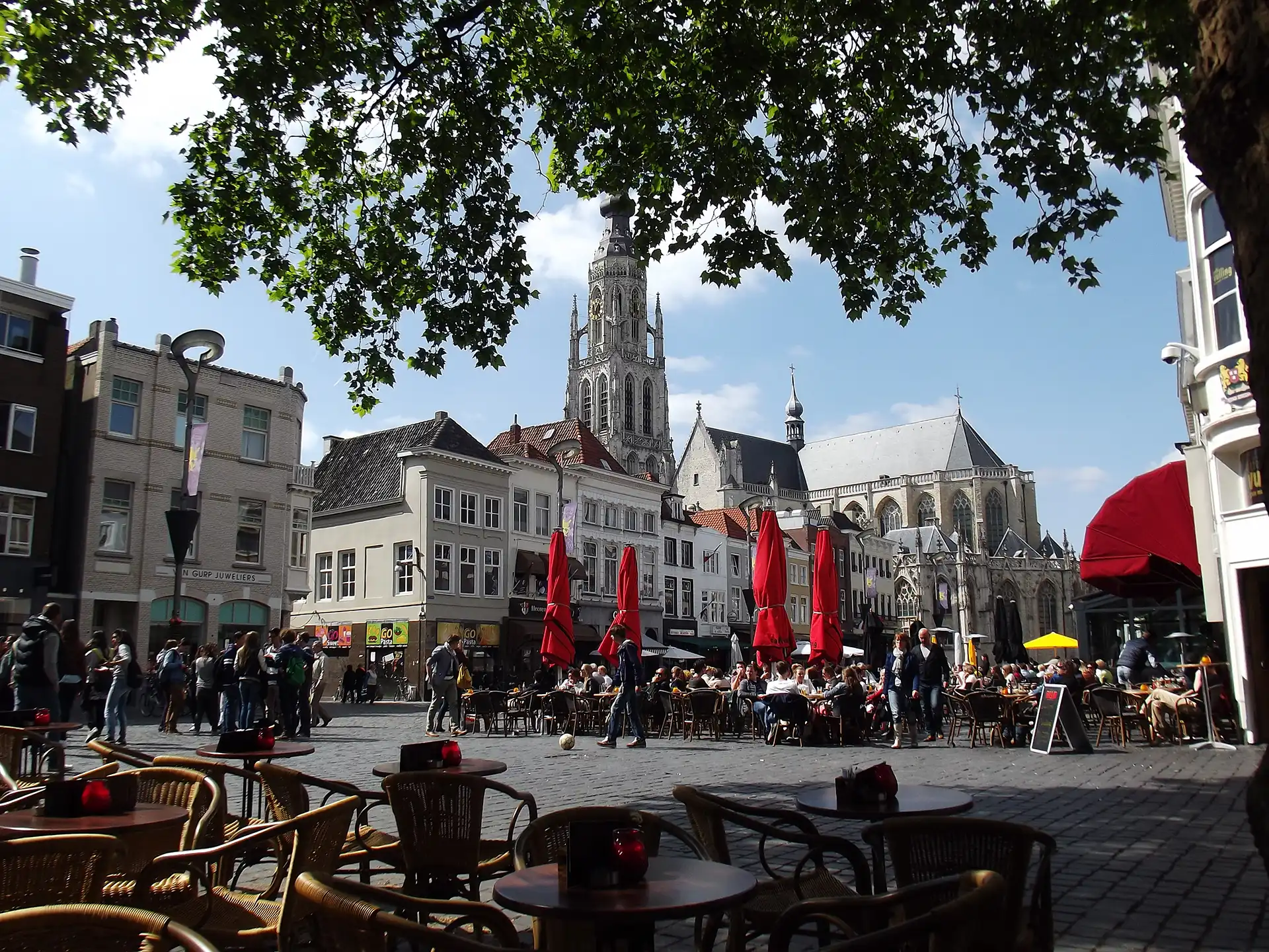 Bus huren naar Grote Markt Breda - Bushuren.nl
